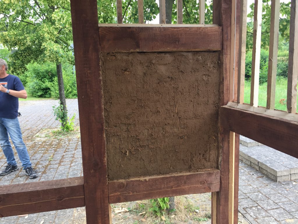 Schon schließen sich die ersten Gefache
